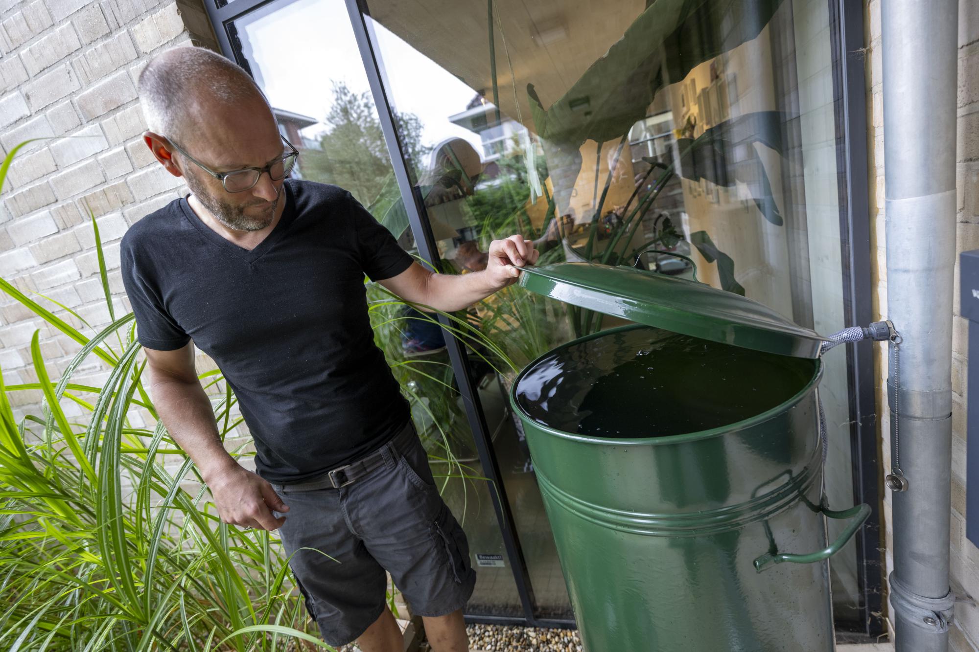 Reimar doet zijn wasjes met regenwater: ‘Zelfs de witte was is stralend ...