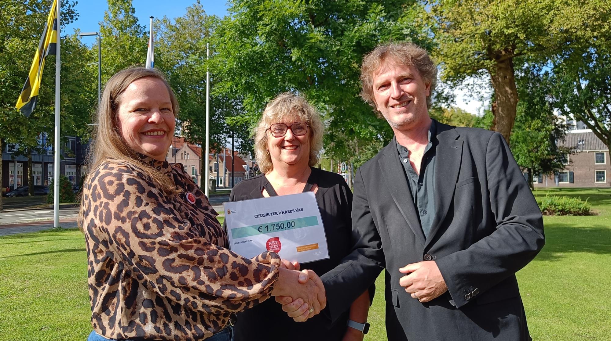 Proosjes-cheque voor stichting Net Niet Genoeg | Schiedam